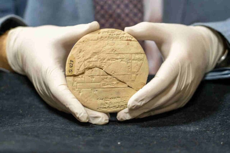 Questa tavoletta babilonese di 3700 anni fa riscriverà la storia della ...